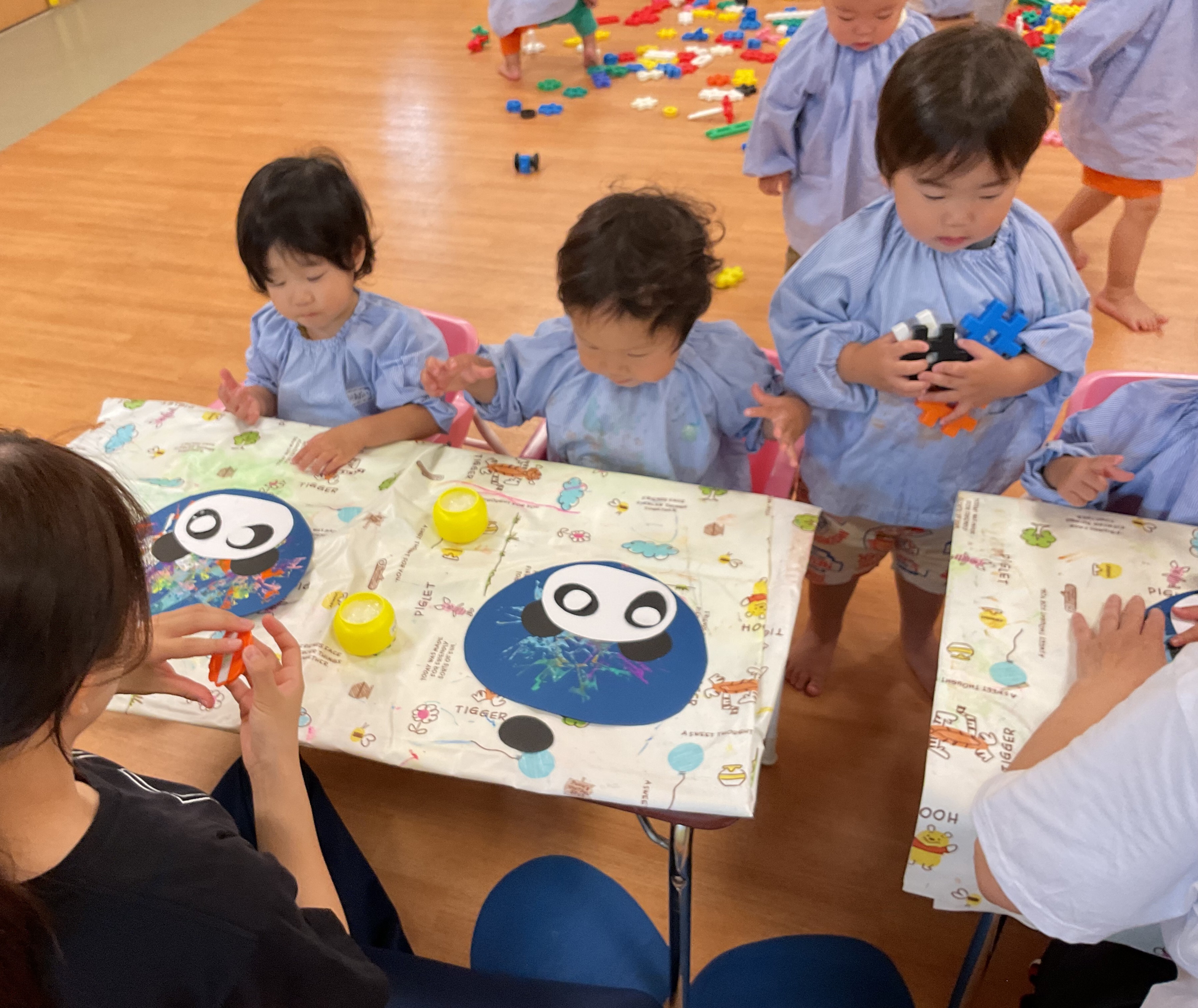 6月24日 分園 のり貼り（1歳児ぱんだ組） | あすなろこども園